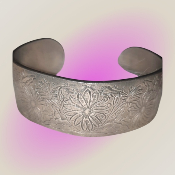 Salisbury pewter | Jewelry | April Classic Salisbury Pewter Flower Of ...